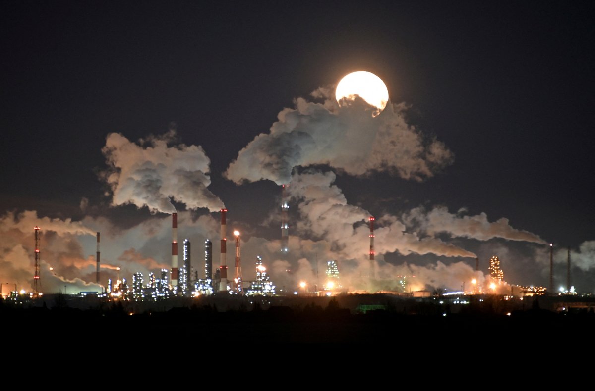 Seven injured in fire at Russia's Omsk oil refinery, production ...